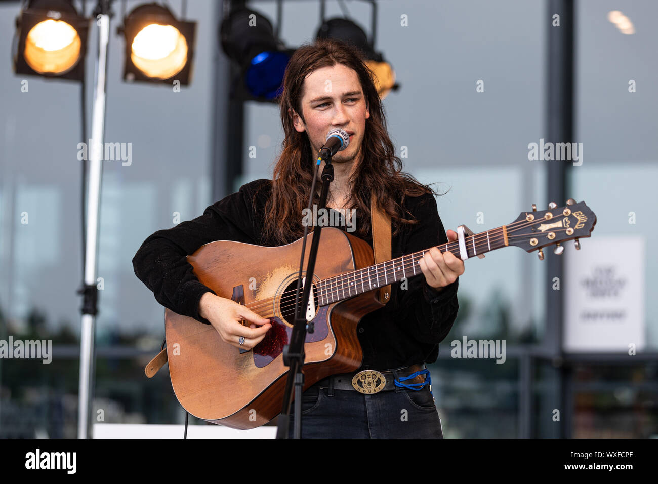 Live outdoor hi-res stock photography and images - Alamy