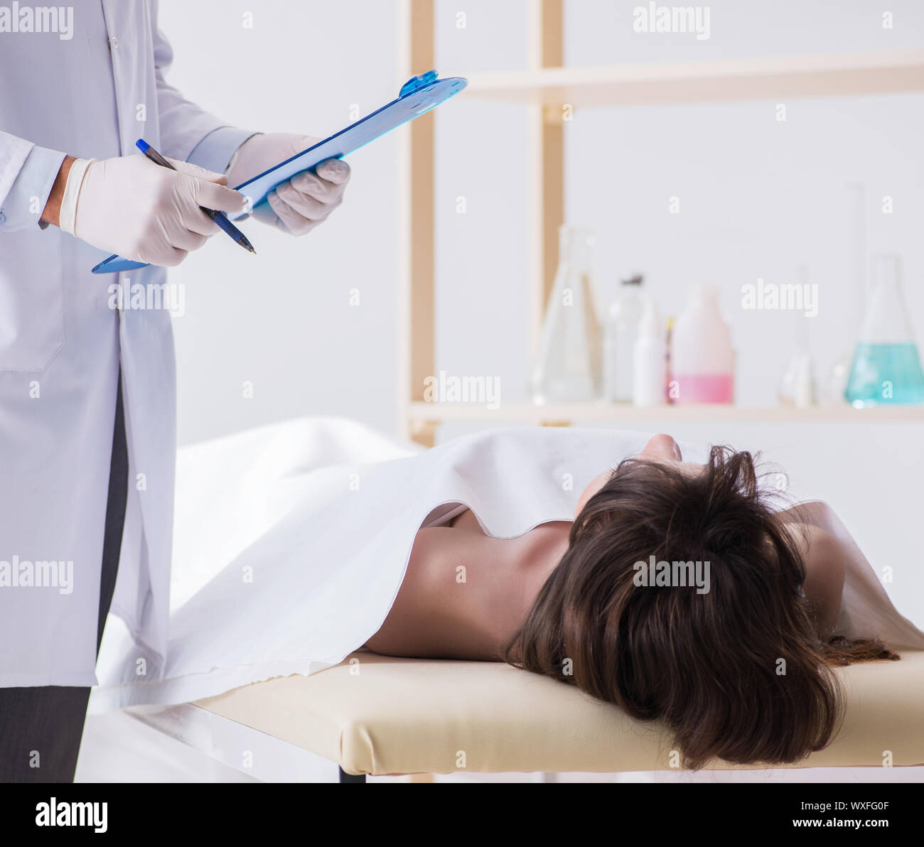 Police coroner examining dead body corpse in morgue Stock Photo - Alamy