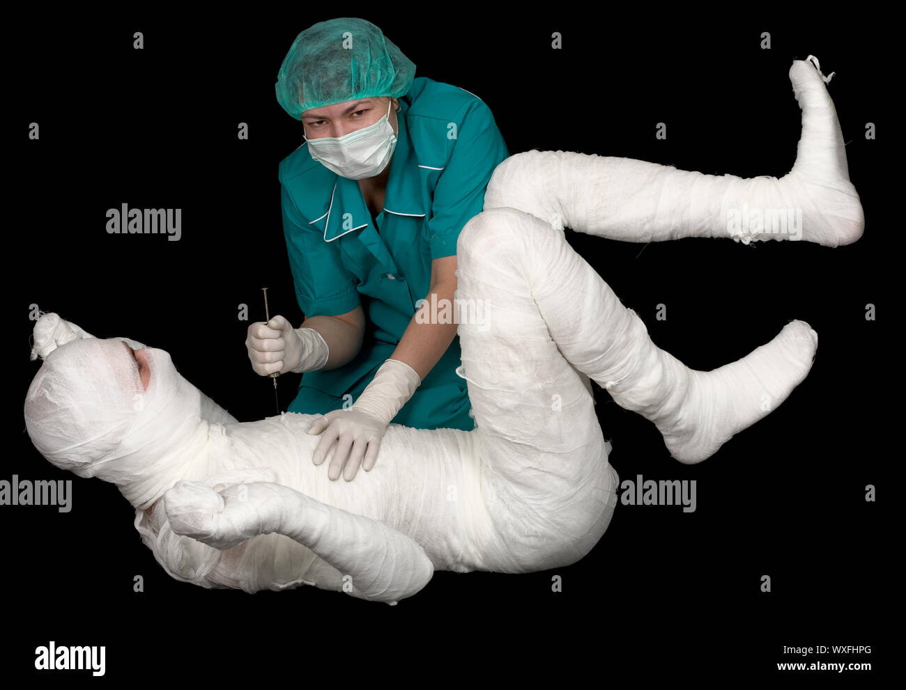 Doctor to give an injection on bandaged patient Stock Photo - Alamy