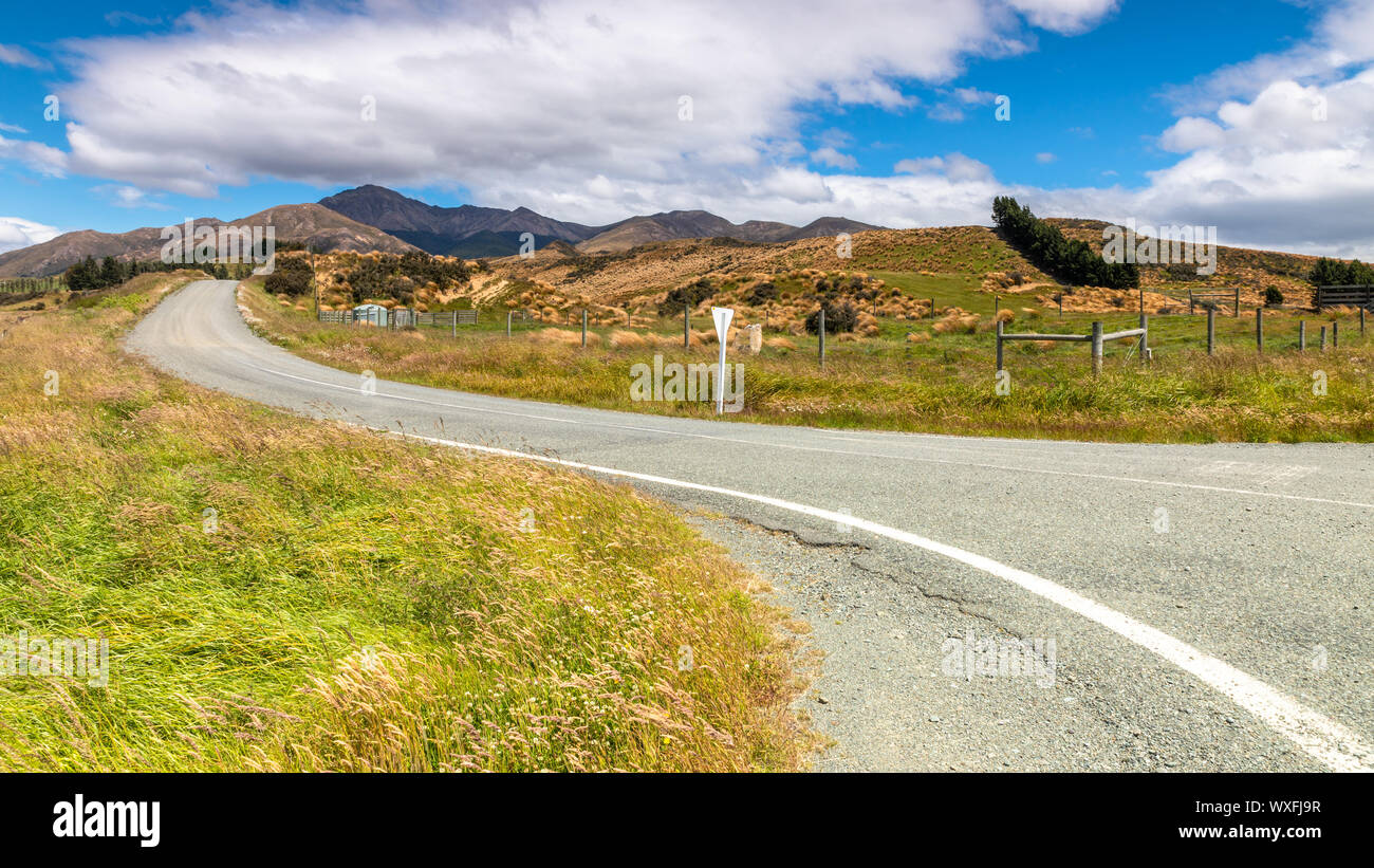 road to horizon New Zealand south island Stock Photo - Alamy