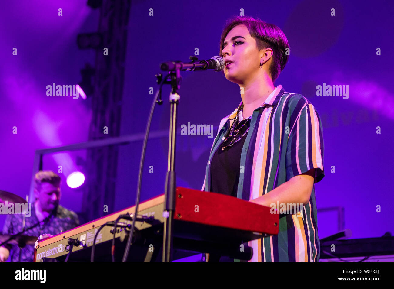 Singer and songw hi-res stock photography and images - Alamy