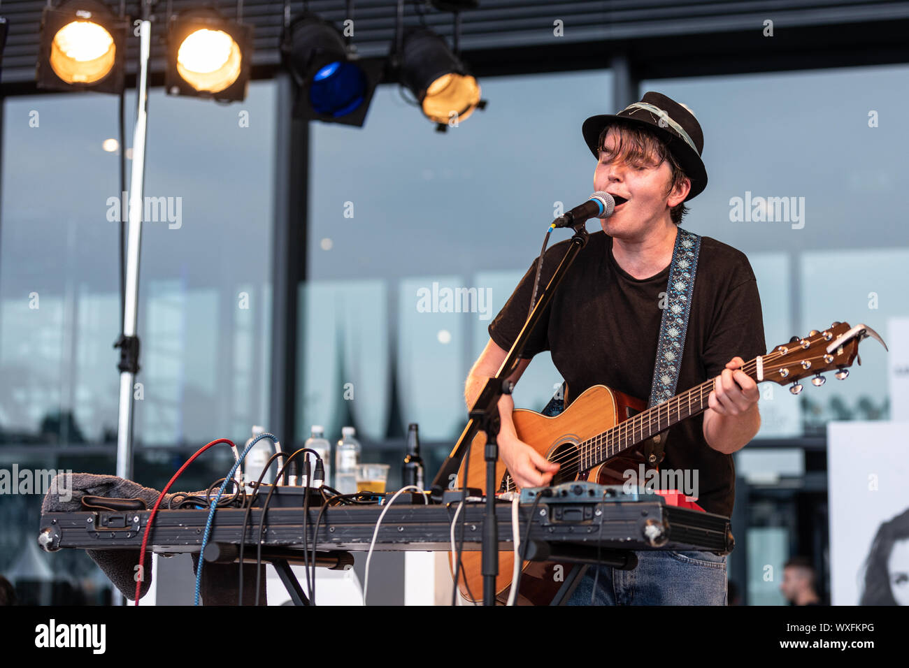 Two tone hi-res stock photography and images - Alamy