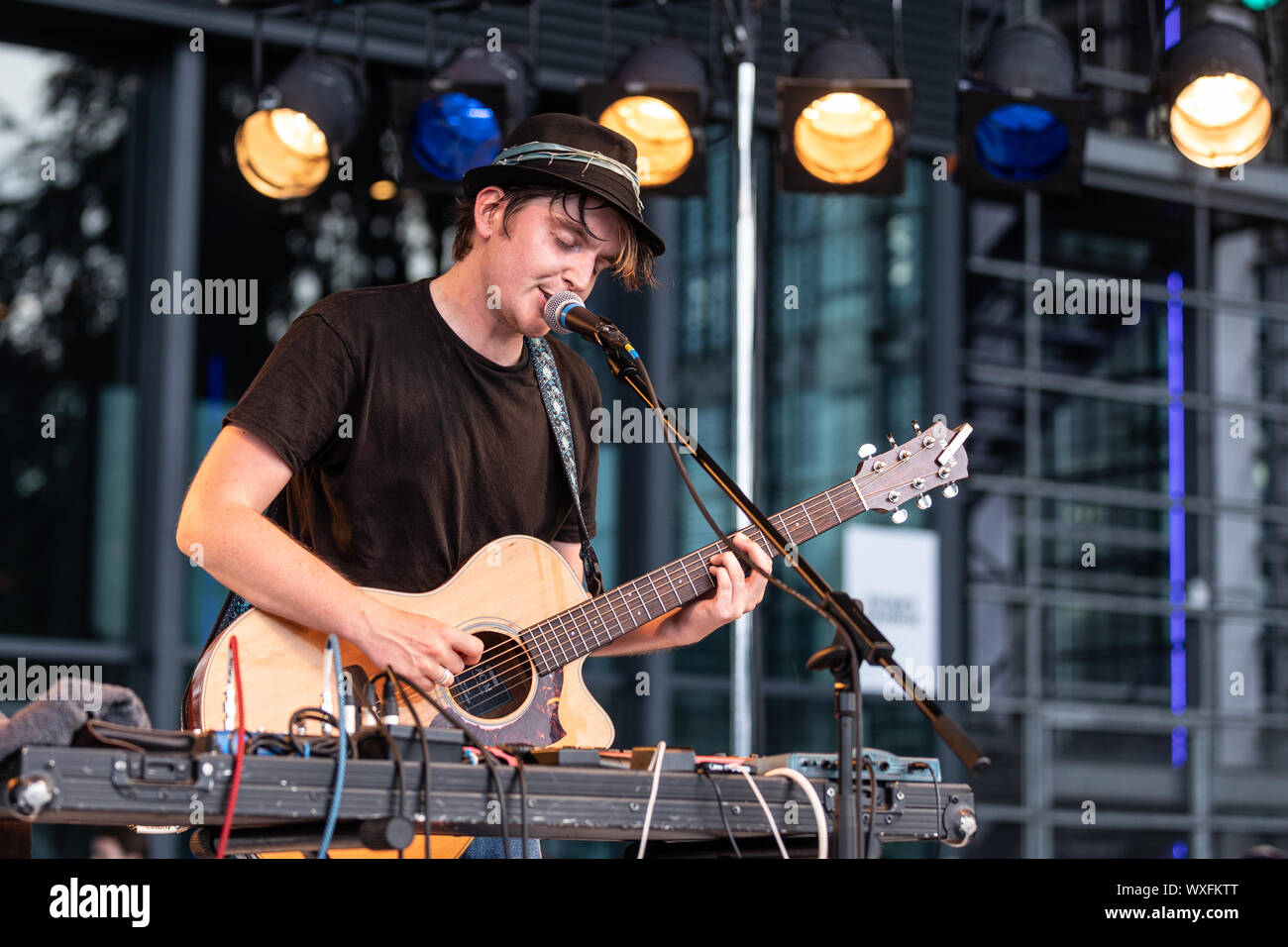 Two tone music hi-res stock photography and images - Alamy