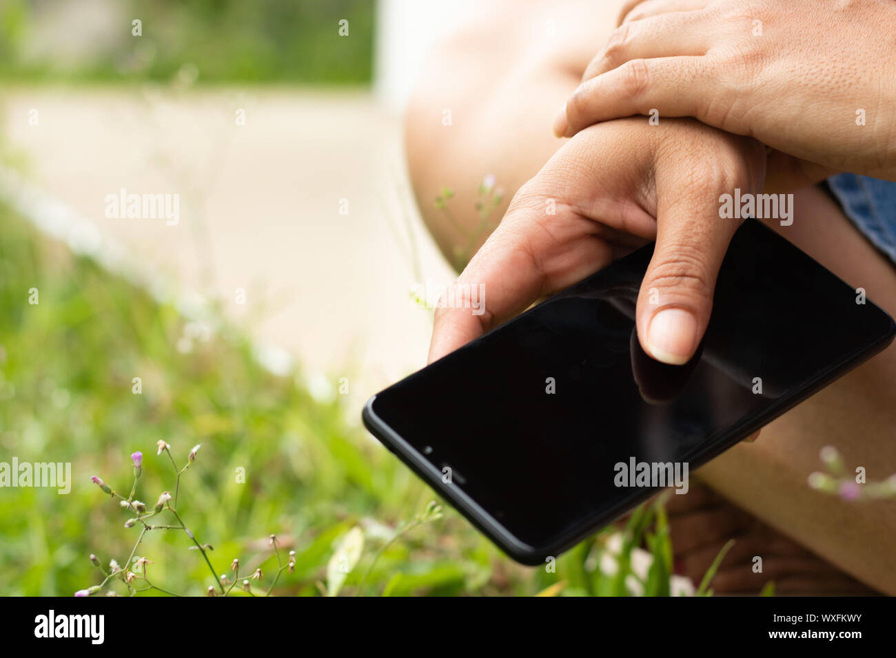 girl hold the phone outside Stock Photo - Alamy