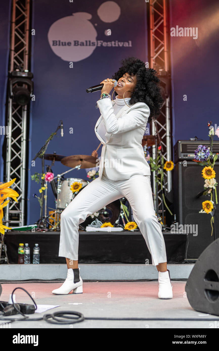 Iris gold singer singer hi-res stock photography and images - Alamy