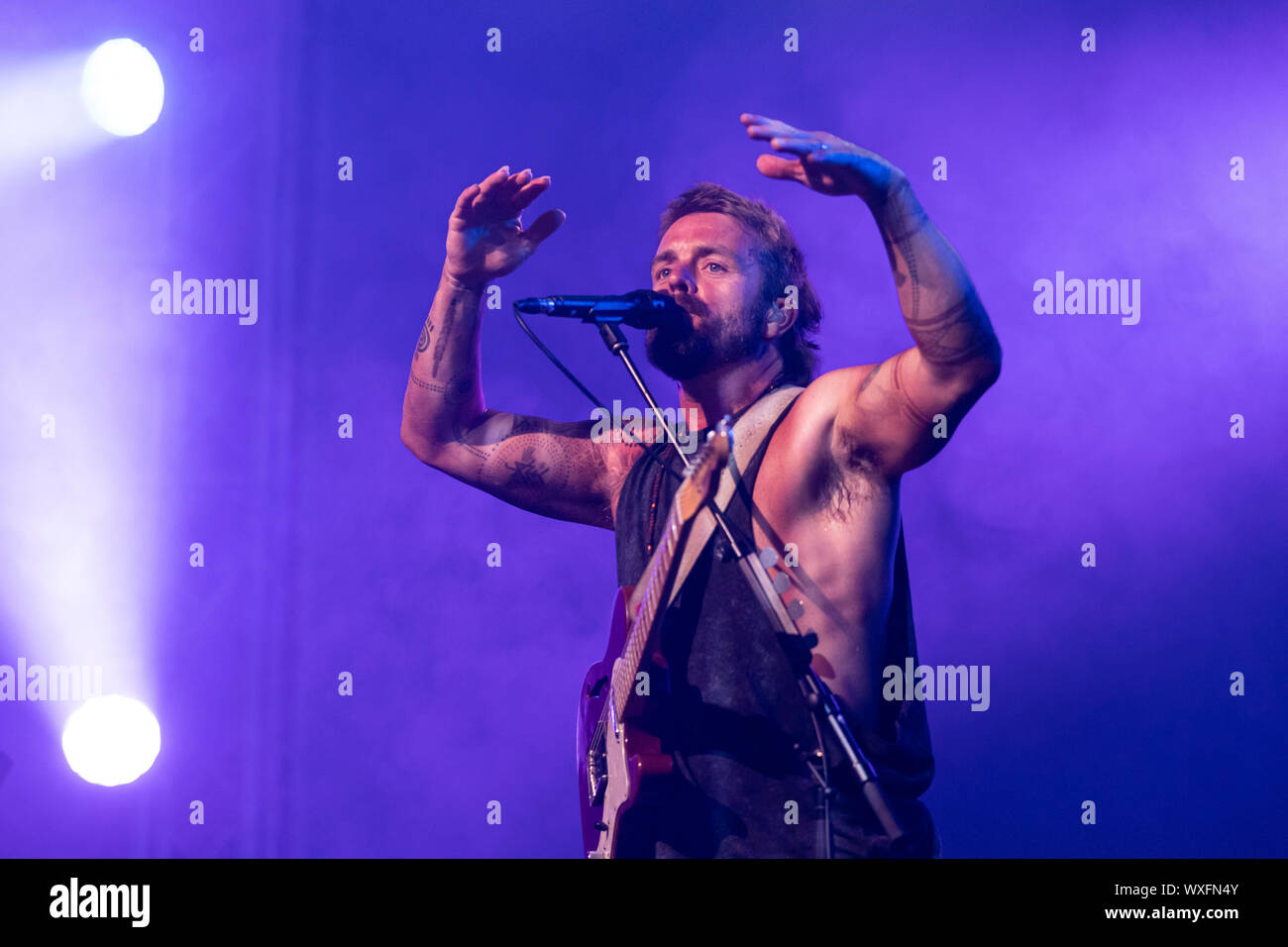 Xavier rudd show hi-res stock photography and images - Alamy