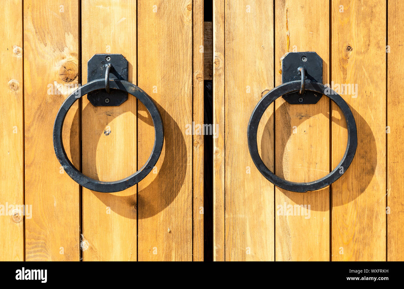 Black massive house gate hi-res stock photography and images - Alamy