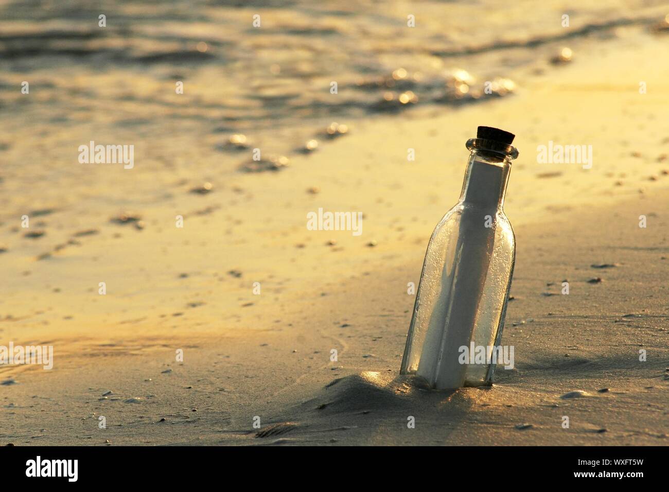 Waiting for messages hi-res stock photography and images - Alamy