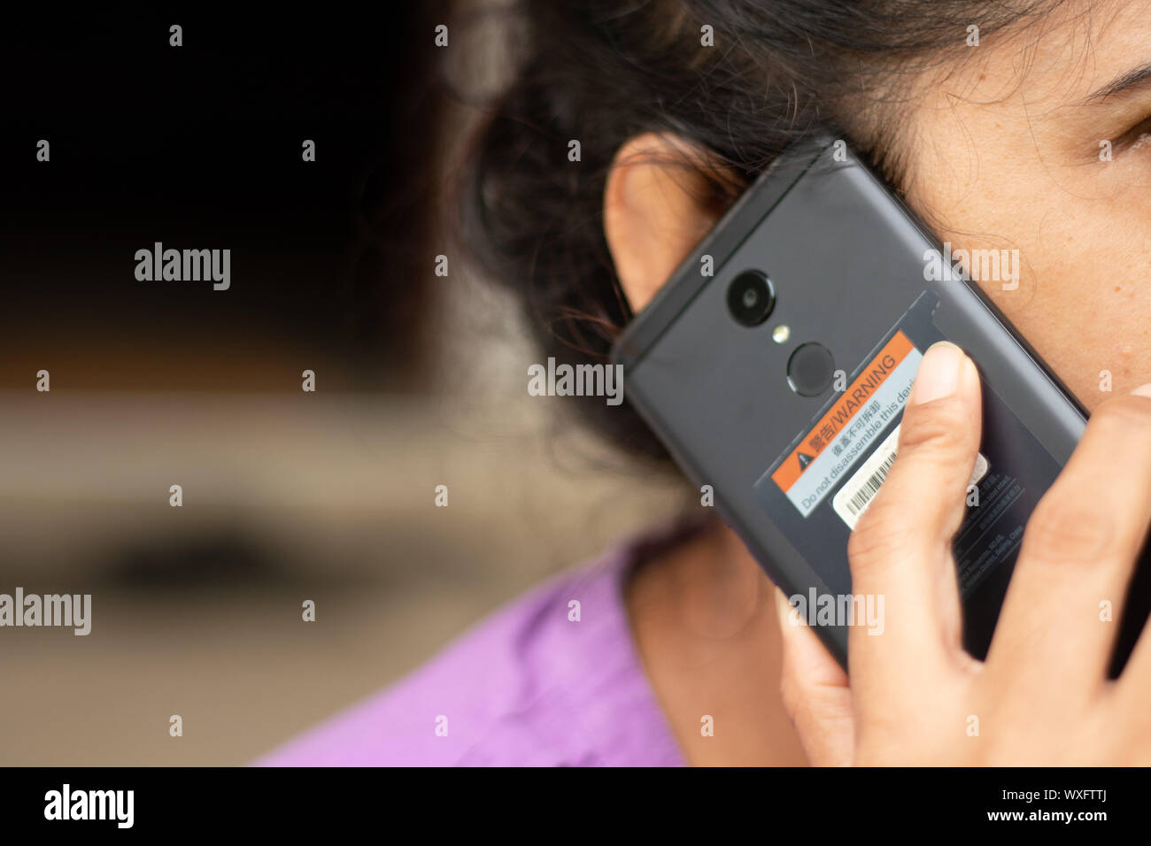 girl hold the phone outside Stock Photo - Alamy