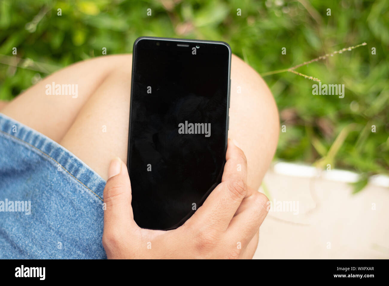 girl hold the phone outside Stock Photo - Alamy