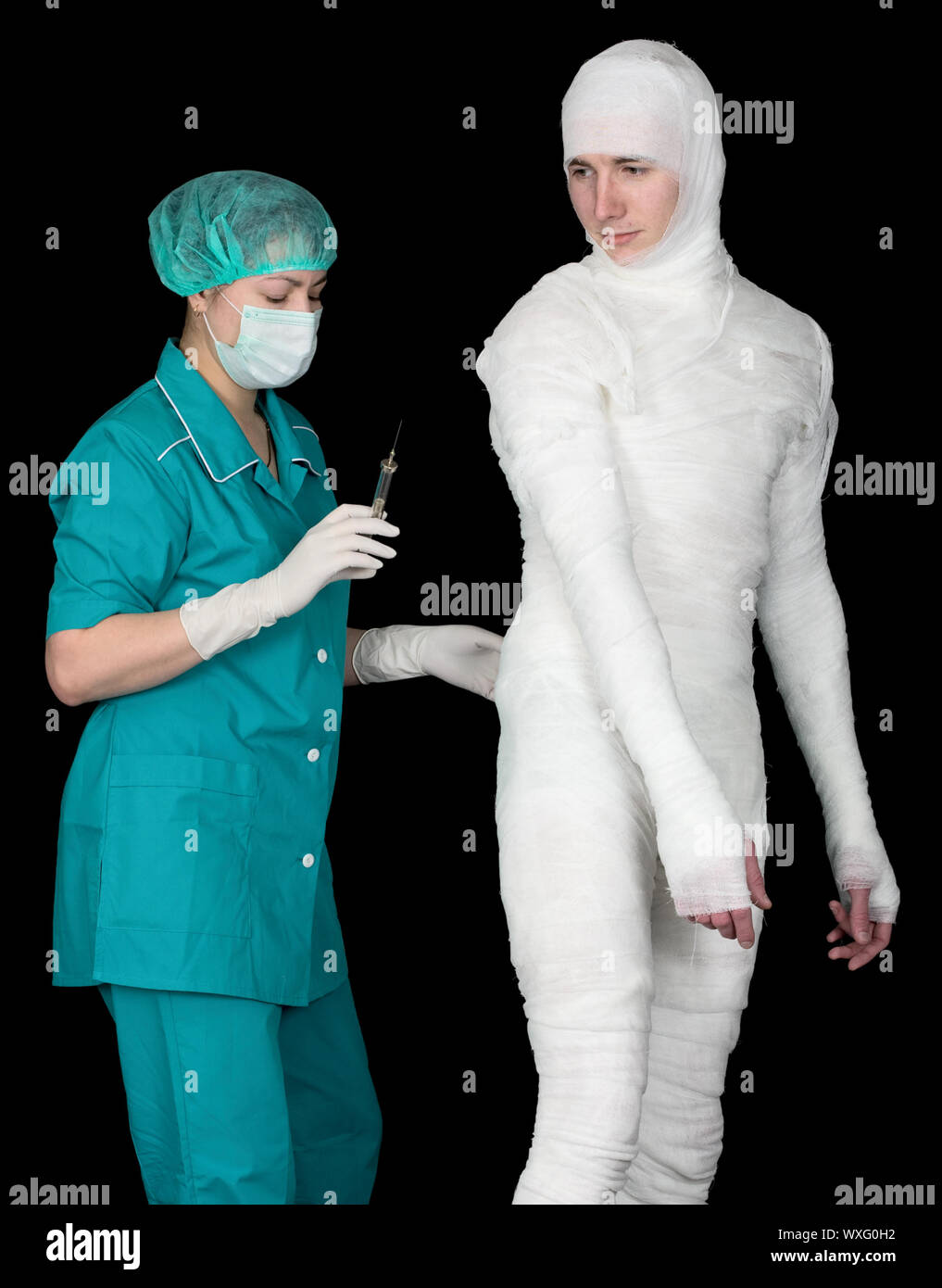 Doctor to give an injection on bandaged patient Stock Photo - Alamy