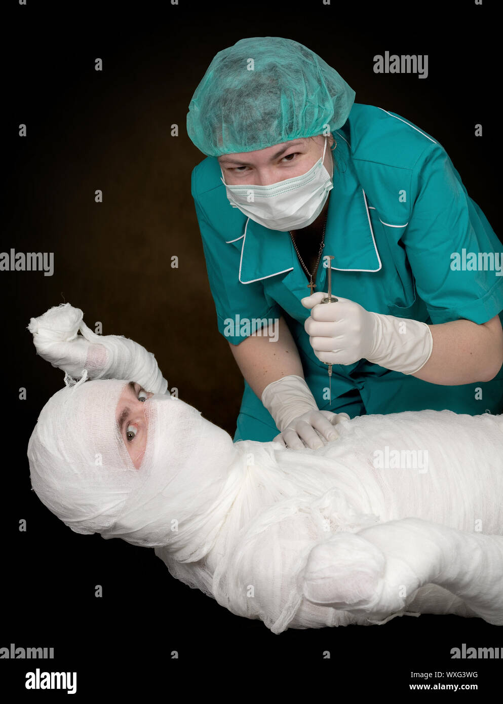 Doctor to give an injection on bandaged patient Stock Photo - Alamy