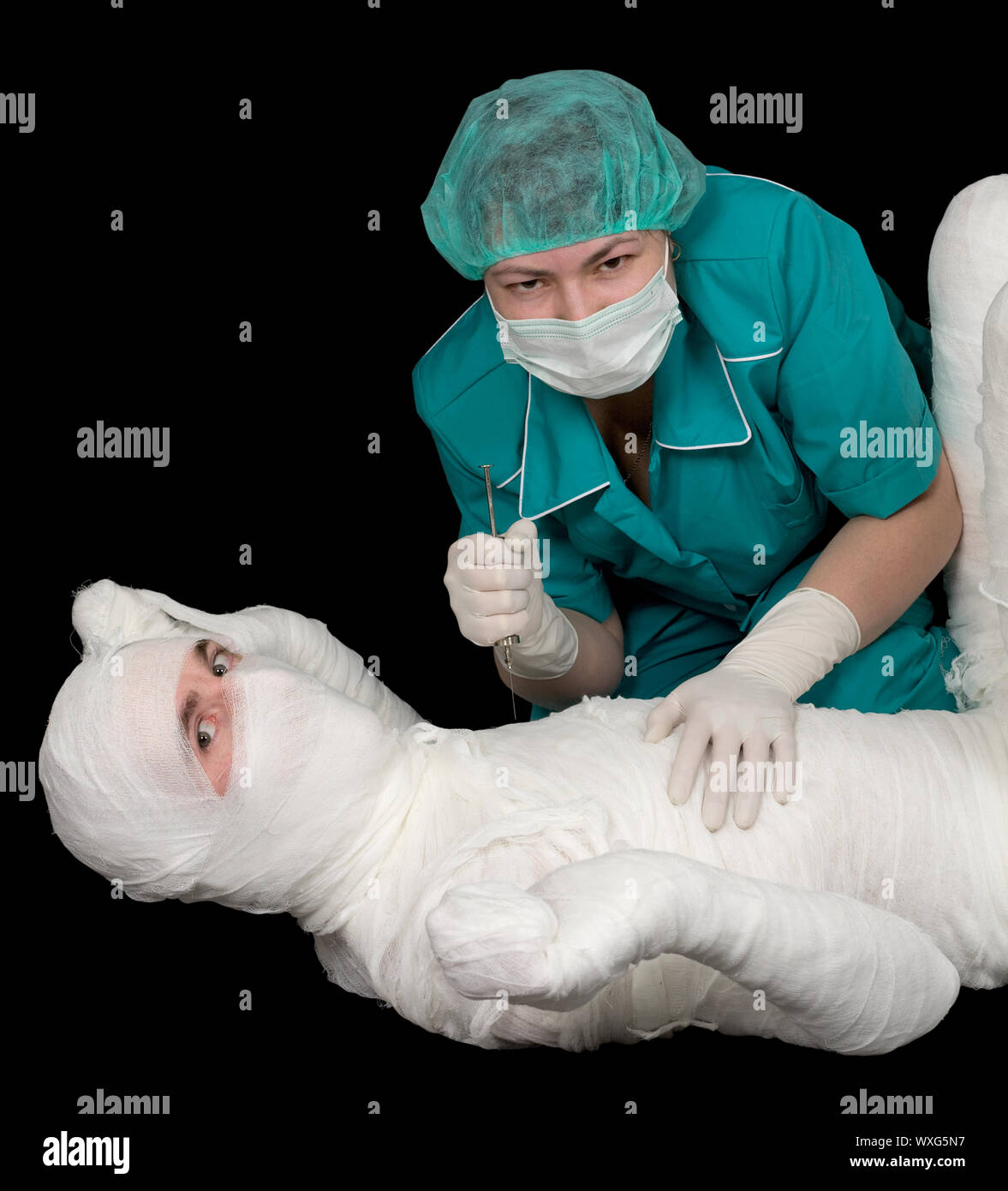 Doctor to give an injection on bandaged patient Stock Photo - Alamy