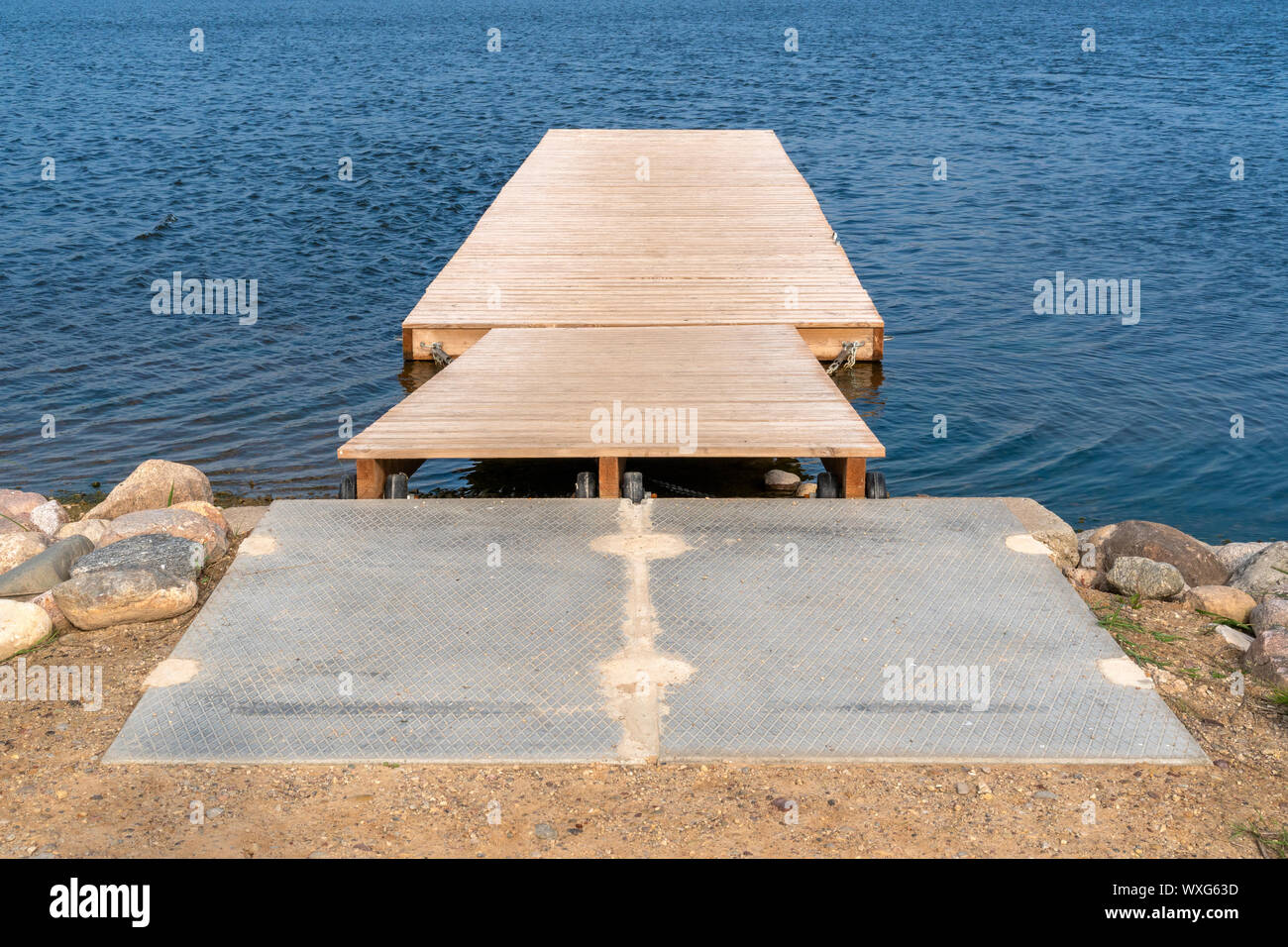 Perspective view of a wooden pier over a wavy surface of water Stock ...