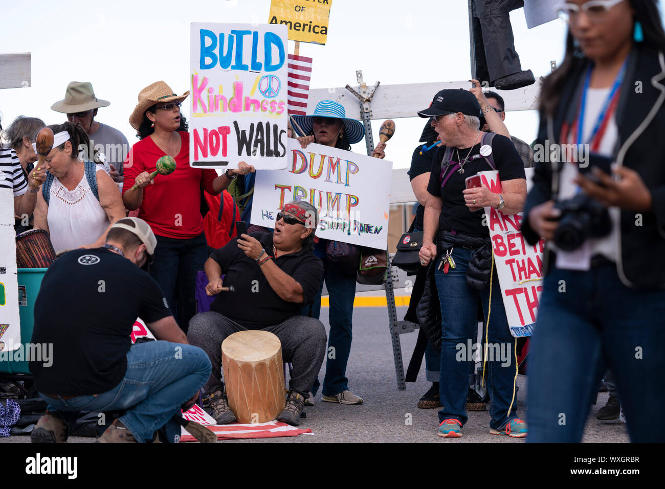 Build kindness, not walls Stock Photo - Alamy