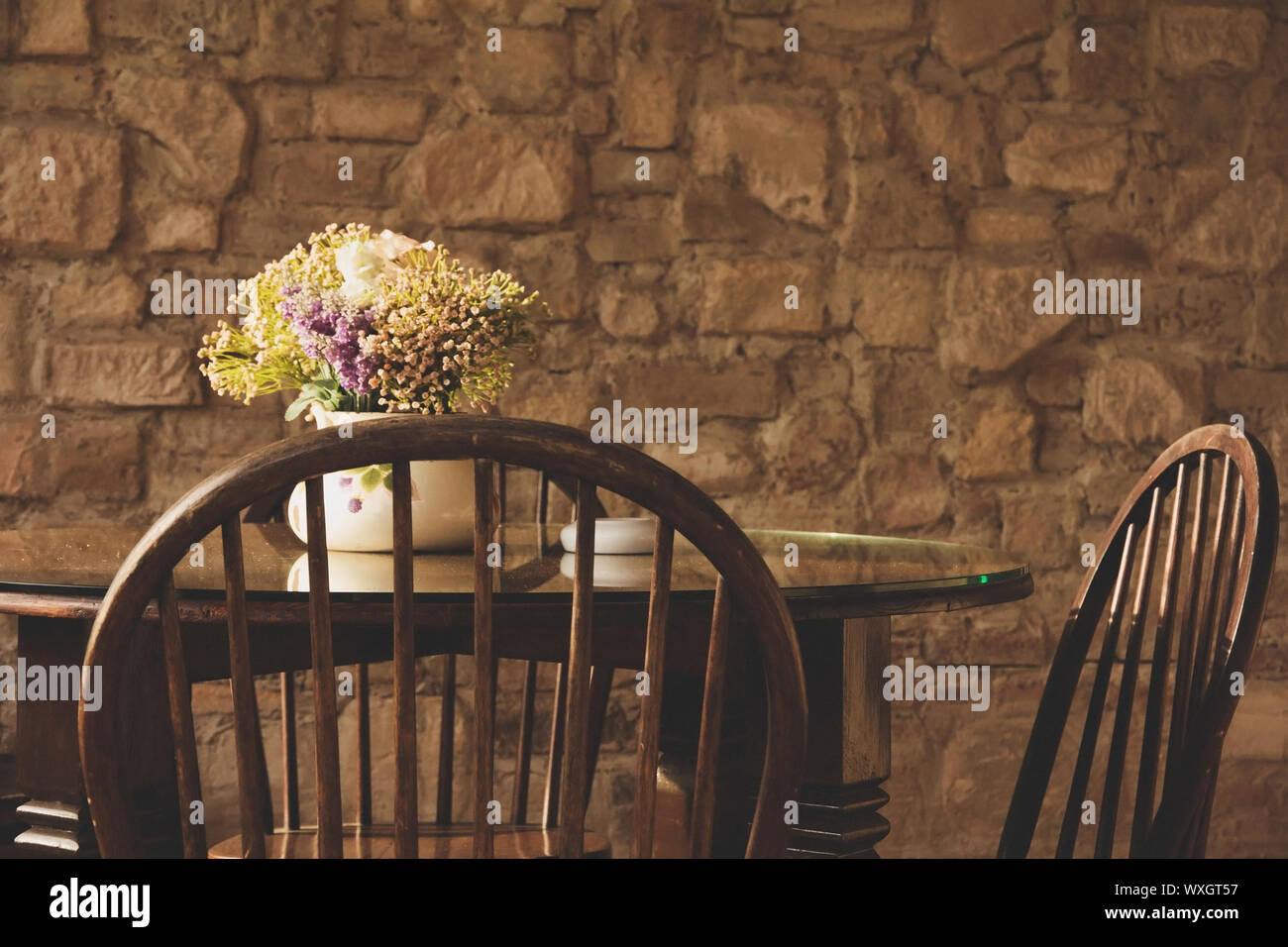 vintage chair and table with flower Stock Photo - Alamy