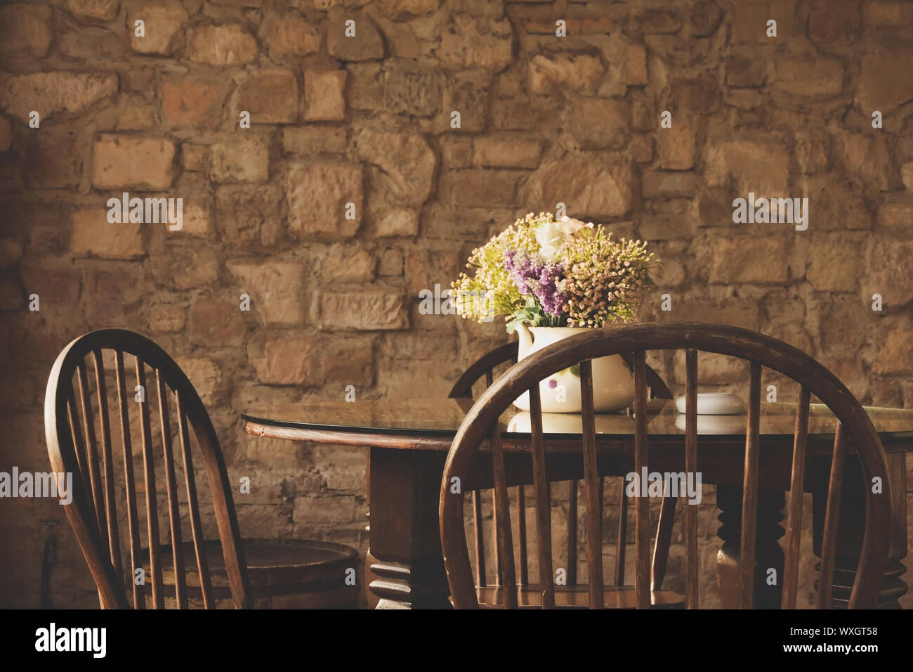 vintage chair and table with flower Stock Photo - Alamy