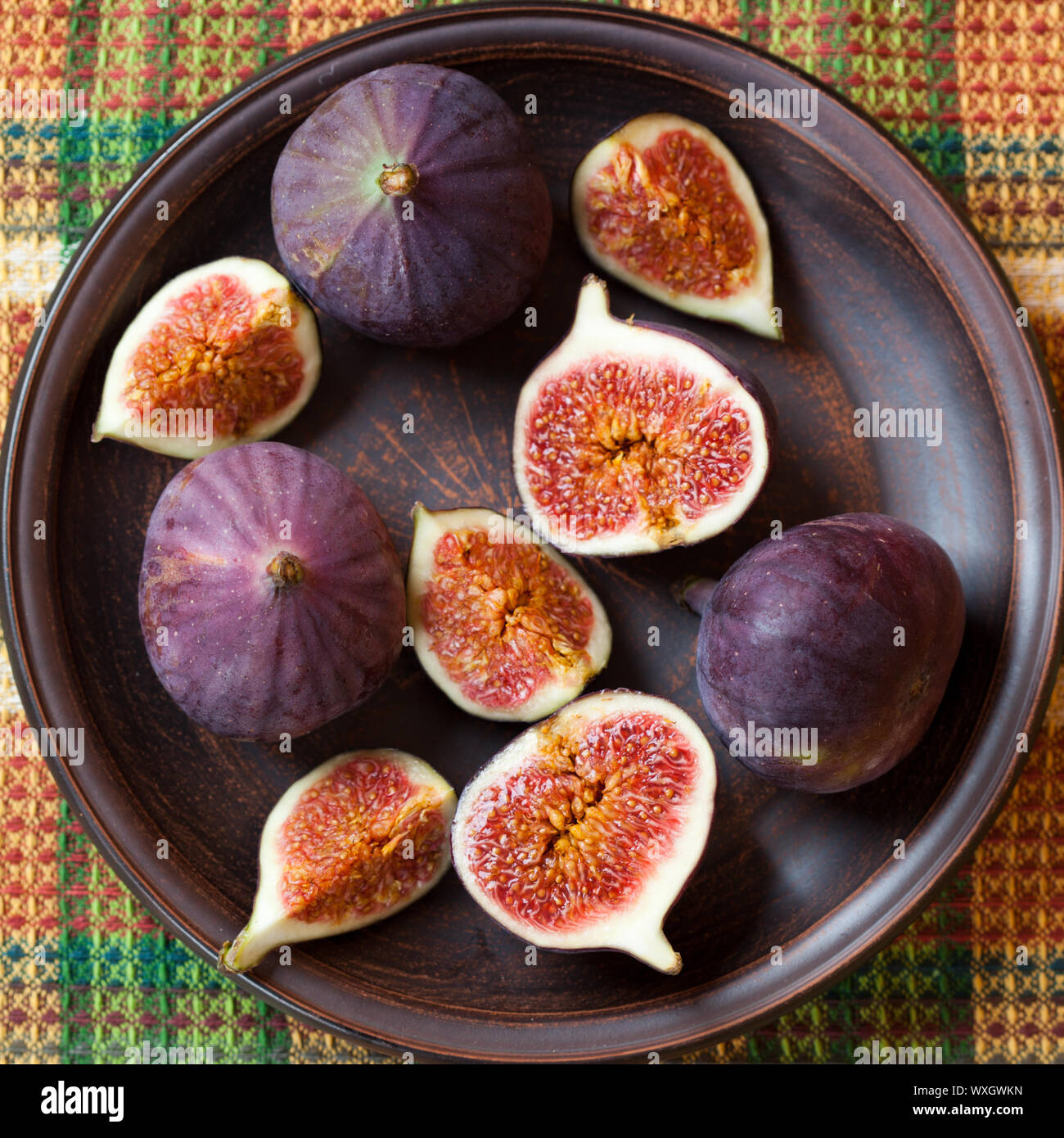 fresh figs in a plate on textile background Stock Photo - Alamy