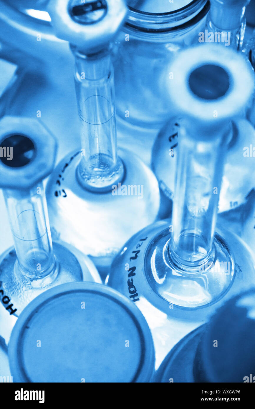 Assorted lab glassware hi-res stock photography and images - Alamy