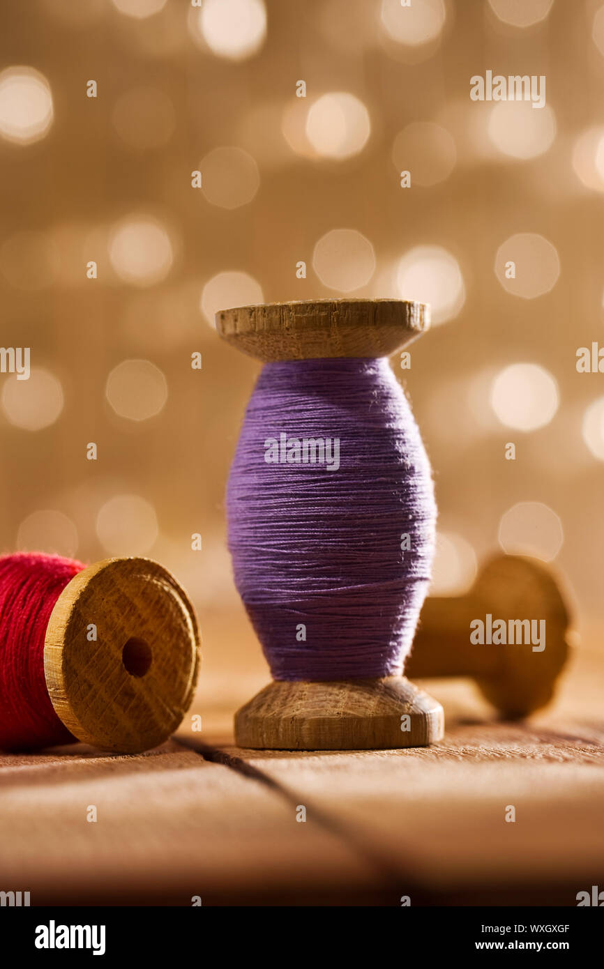 Antique threads sewing spools hi-res stock photography and images - Alamy