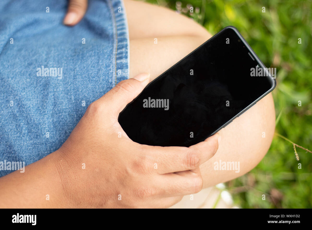 girl hold the phone outside Stock Photo - Alamy