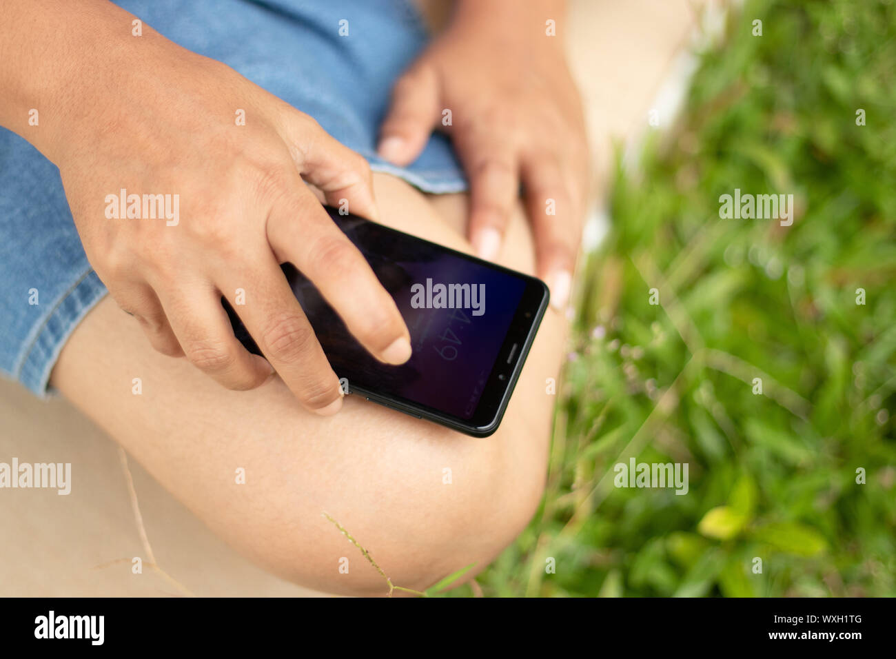 girl hold the phone outside Stock Photo - Alamy