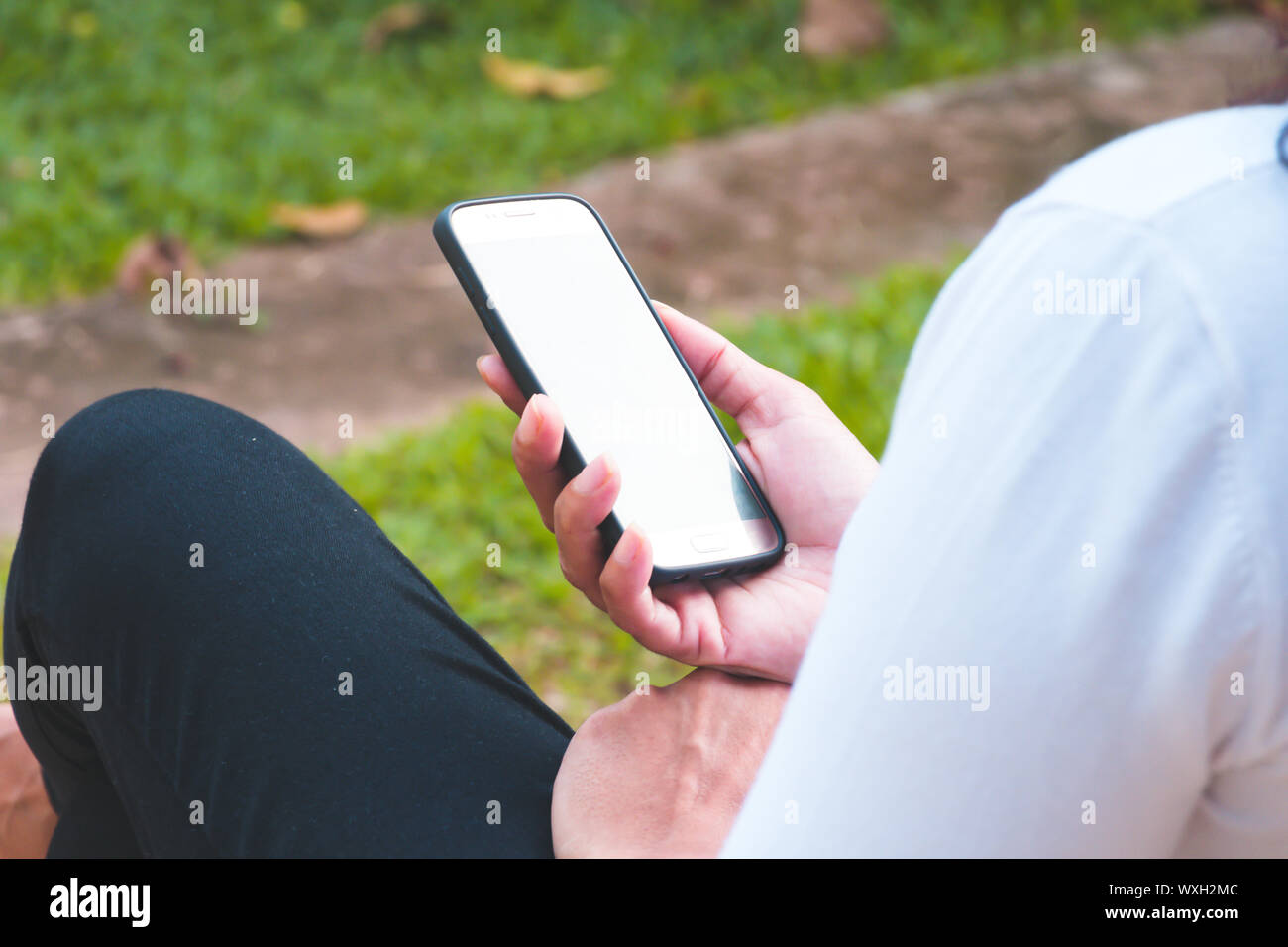 Back view close up of a woman hand using a smart phone Stock Photo - Alamy