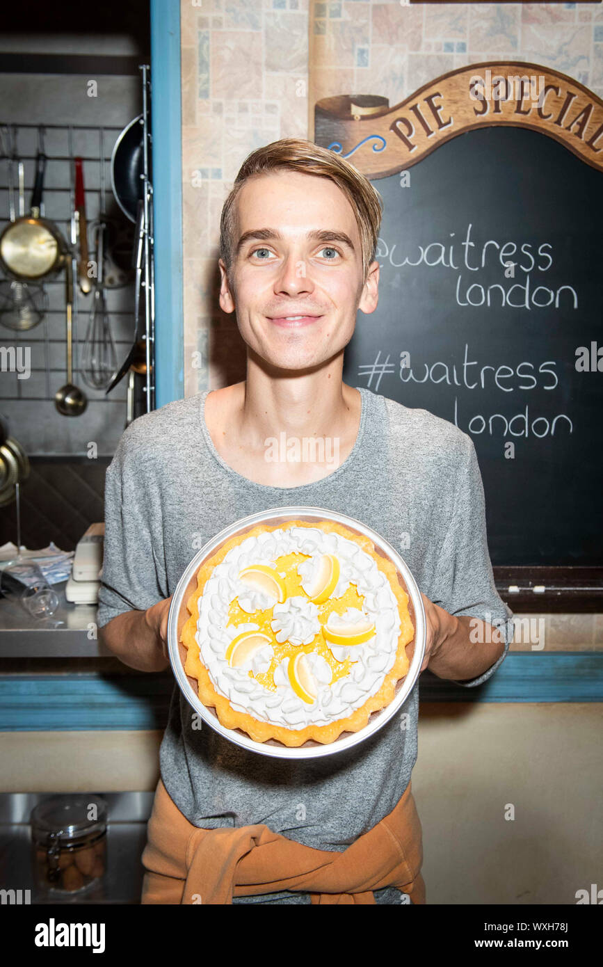 Joe Sugg on stage celebrating joining the cast of Waitress at the ...