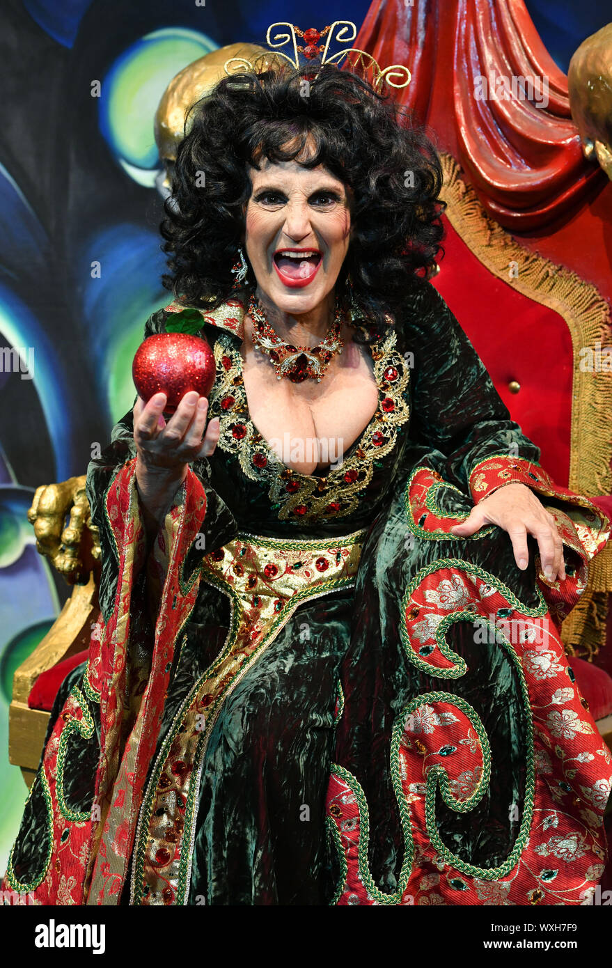 Snow white seven dwarfs pantomime hi-res stock photography and images - Alamy
