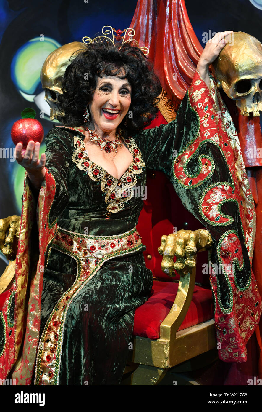 Snow White Seven Dwarfs Pantomime High Resolution Stock Photography and Images - Alamy