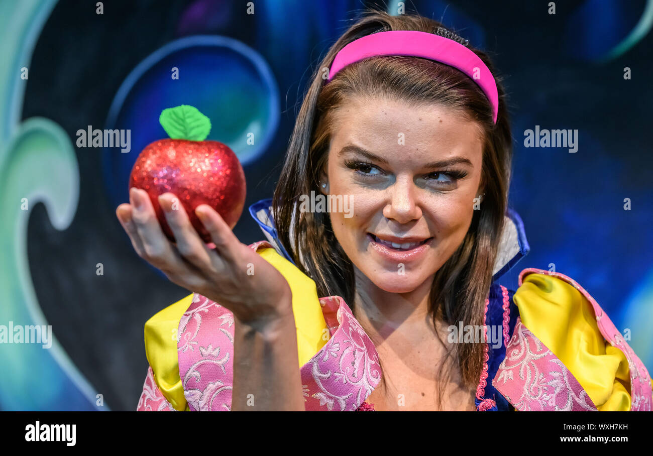 Snow white seven dwarfs pantomime hi-res stock photography and images - Alamy