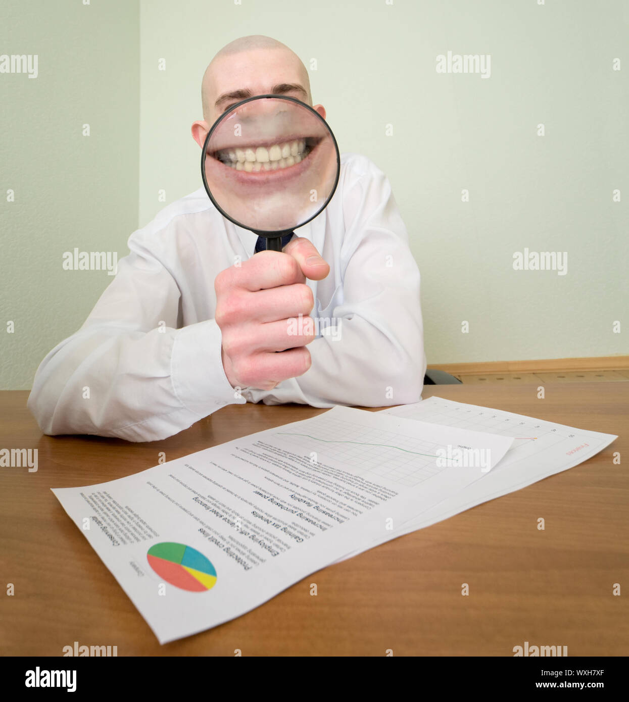 Boy looks through magnifying hi-res stock photography and images - Alamy