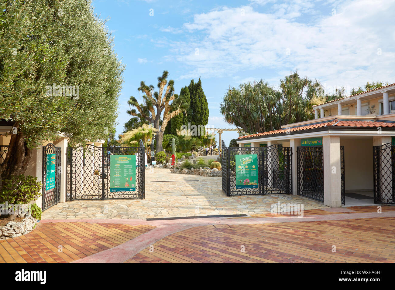 Open entrance building High Resolution Stock Photography and Images - Alamy