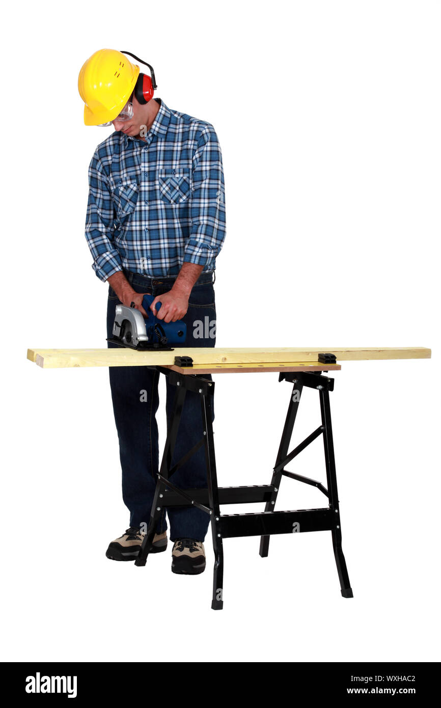 Carpenter using a circular saw Stock Photo - Alamy