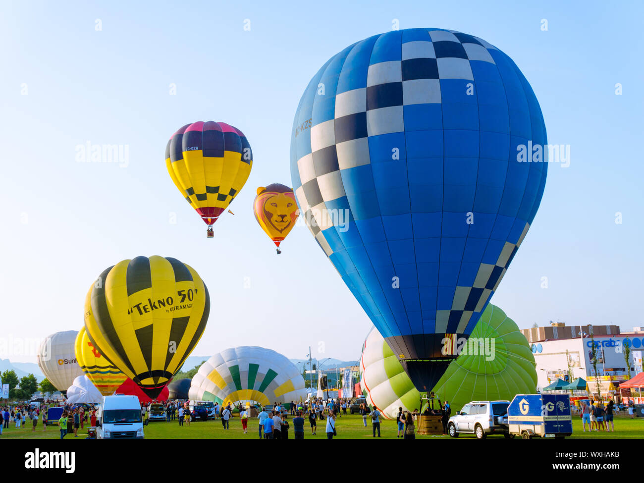 Balloon flight contest hi-res stock photography and images - Alamy