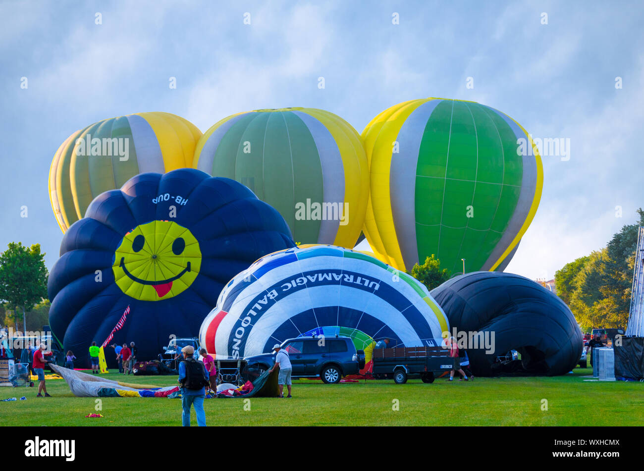 Balloon flight contest hi-res stock photography and images - Alamy