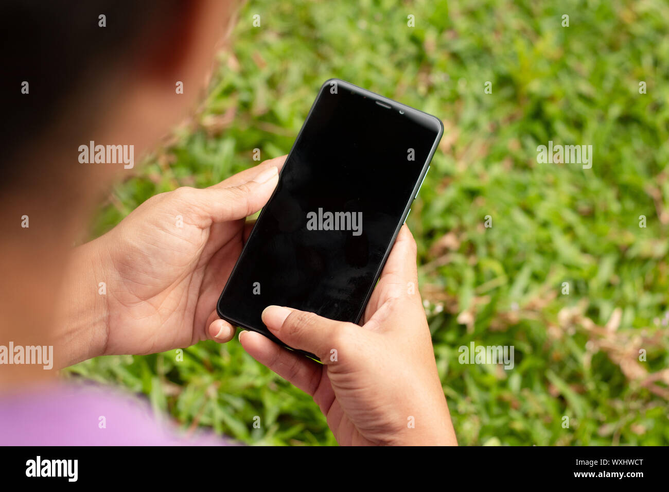 girl hold the phone outside Stock Photo - Alamy