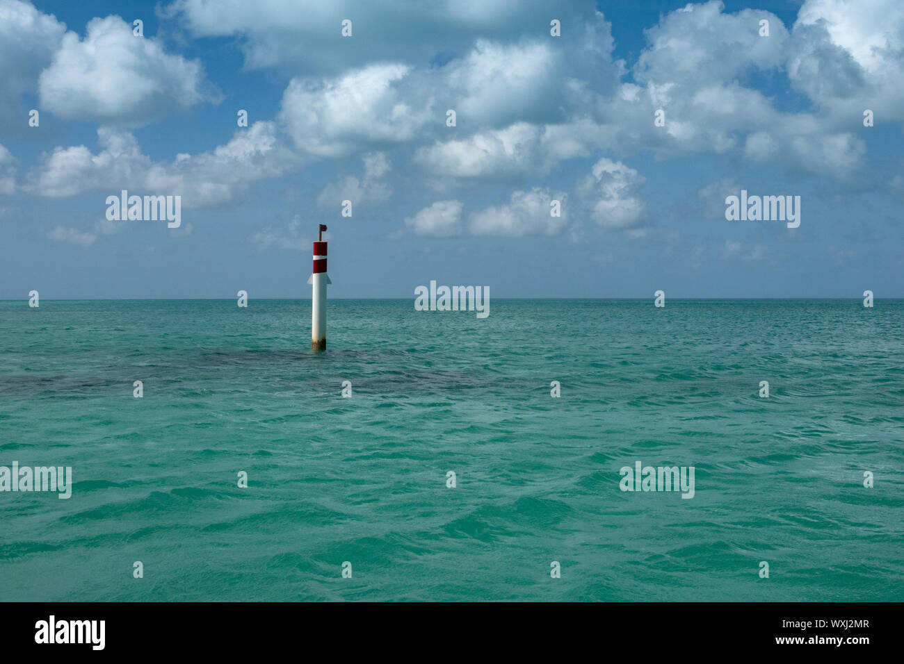 Turquoise, Caribbean sea with horizon half and half with blue sky and ...