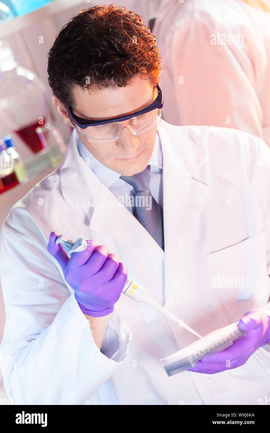 Researcher pipetting in laboratory Stock Photo - Alamy