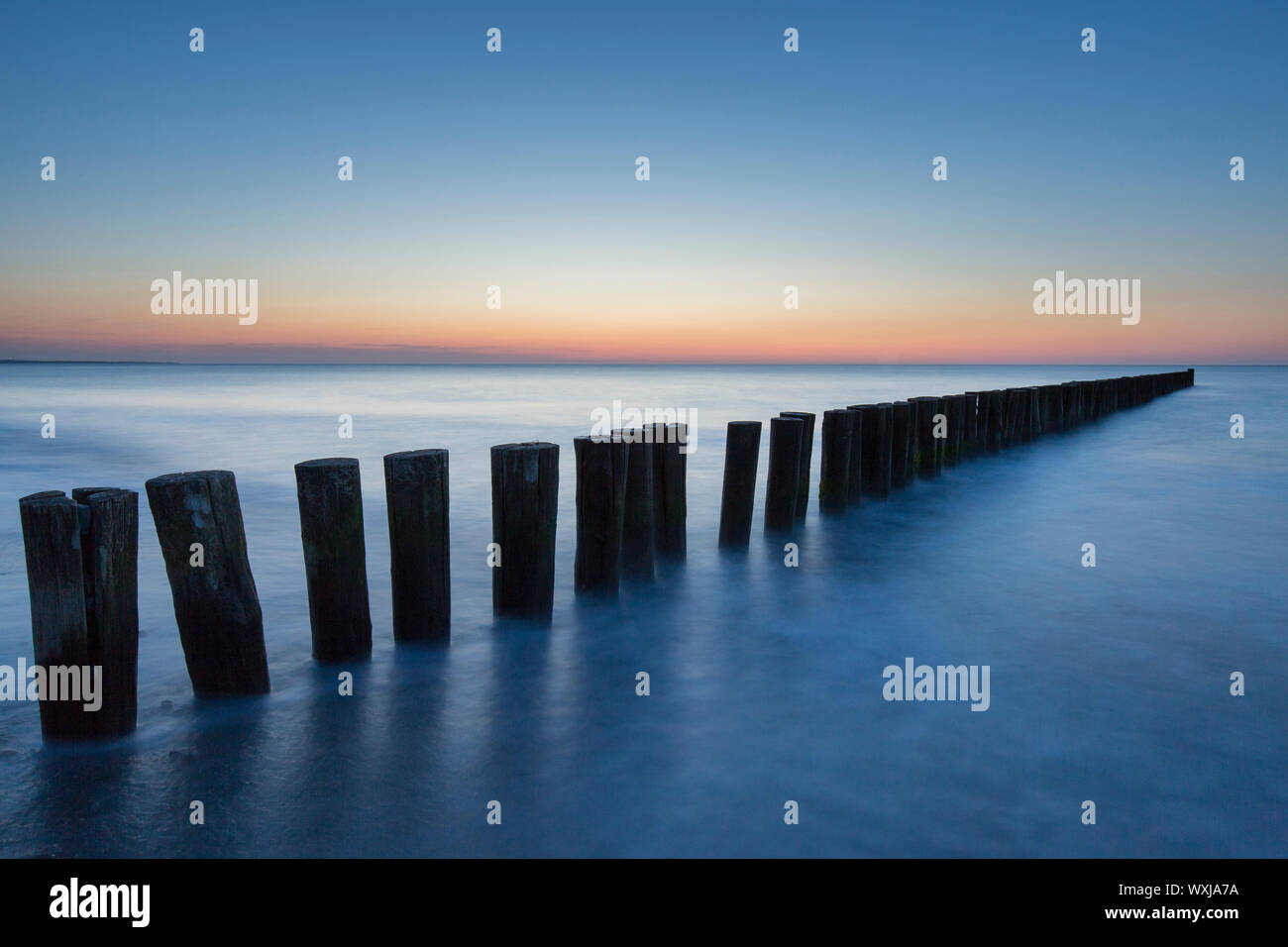 Timber groyne hi-res stock photography and images - Alamy
