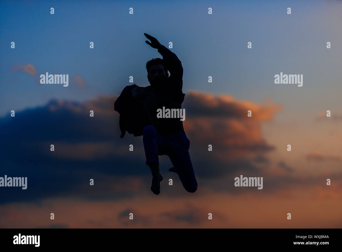 Dancer leaping sunset hi-res stock photography and images - Alamy