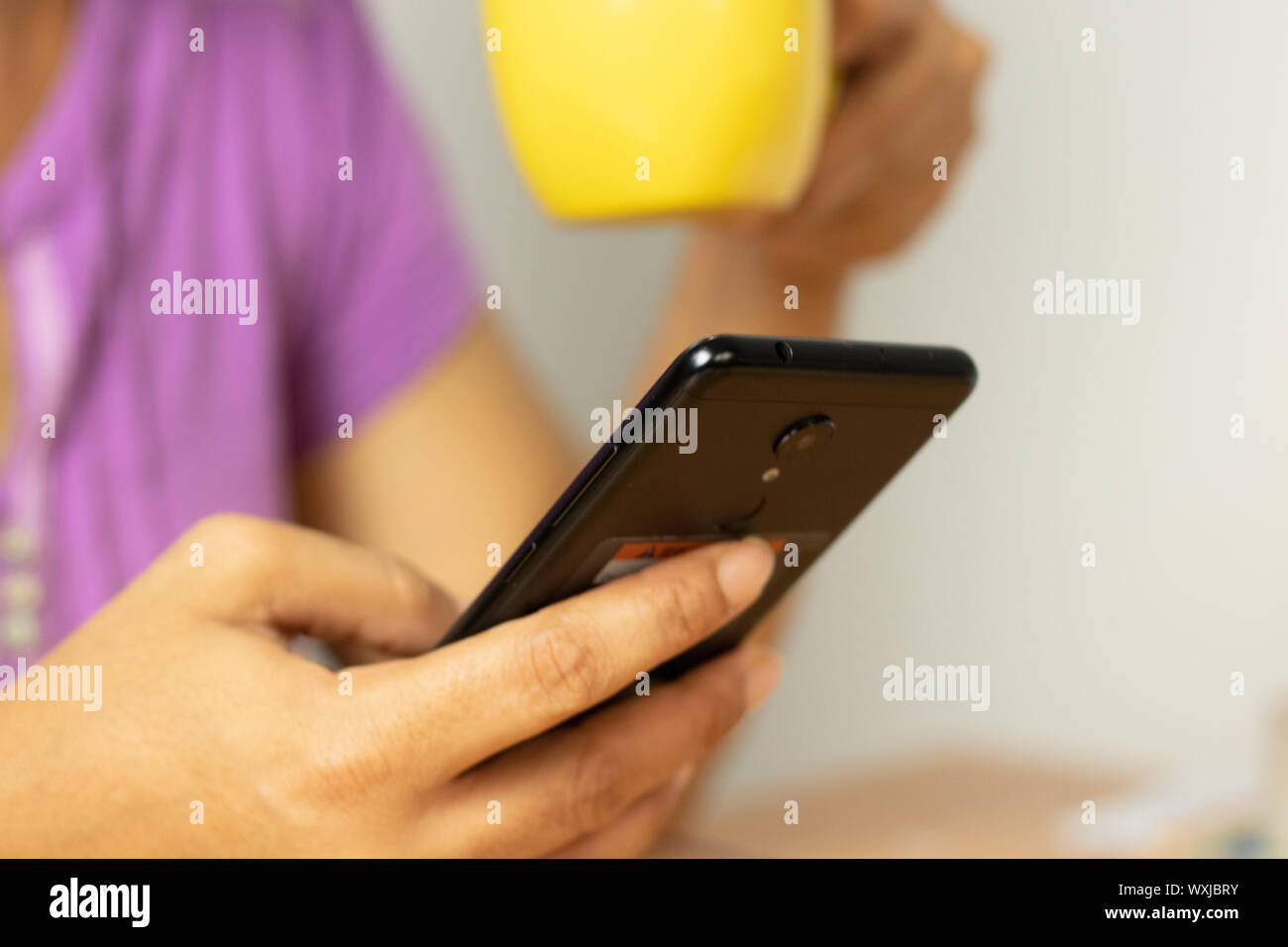 office lady hold hand phone Stock Photo - Alamy