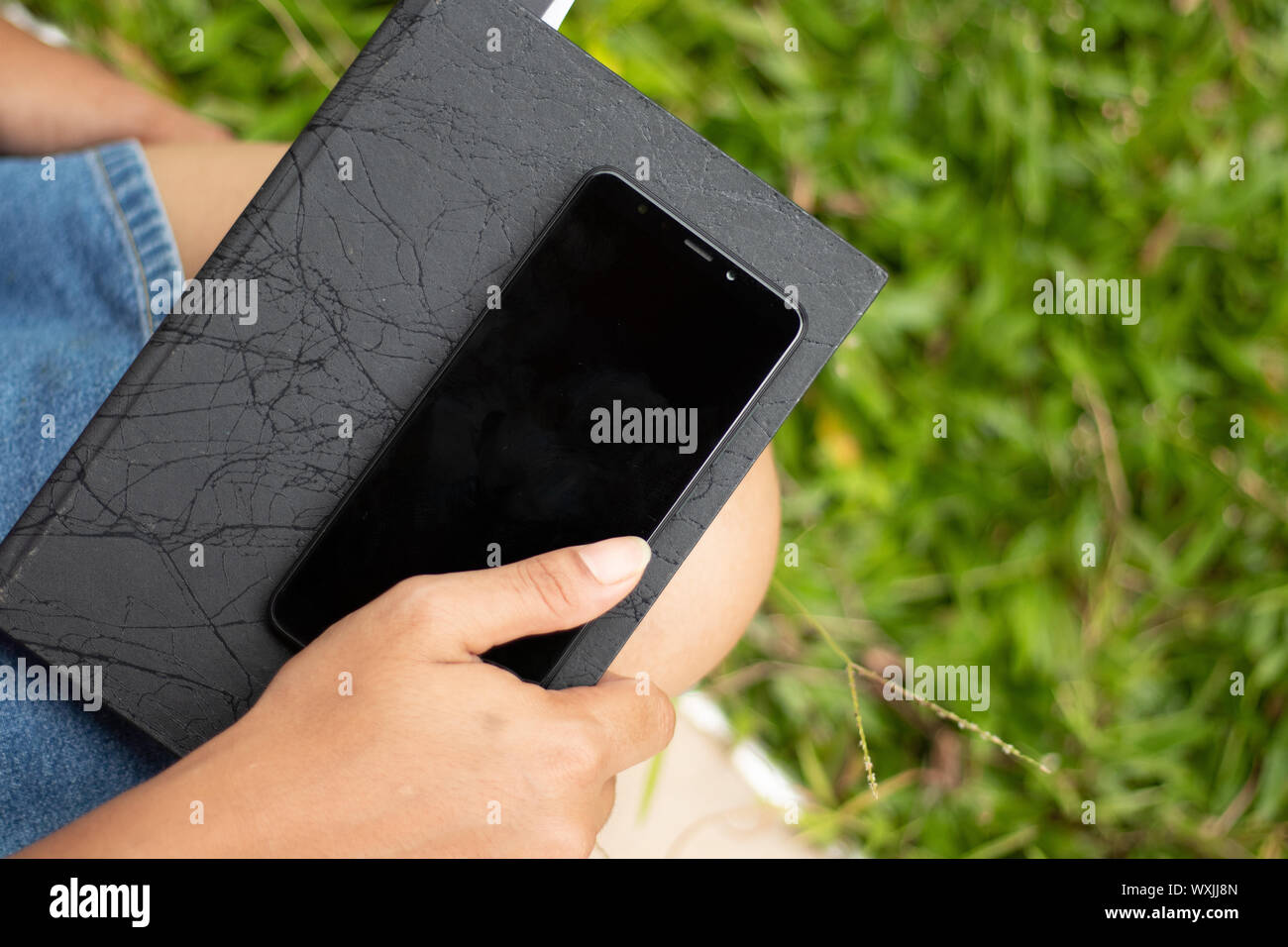 girl hold the phone outside Stock Photo - Alamy