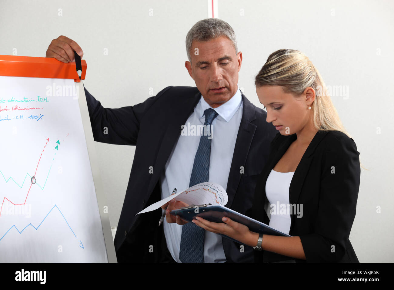 Comparing data hi-res stock photography and images - Alamy