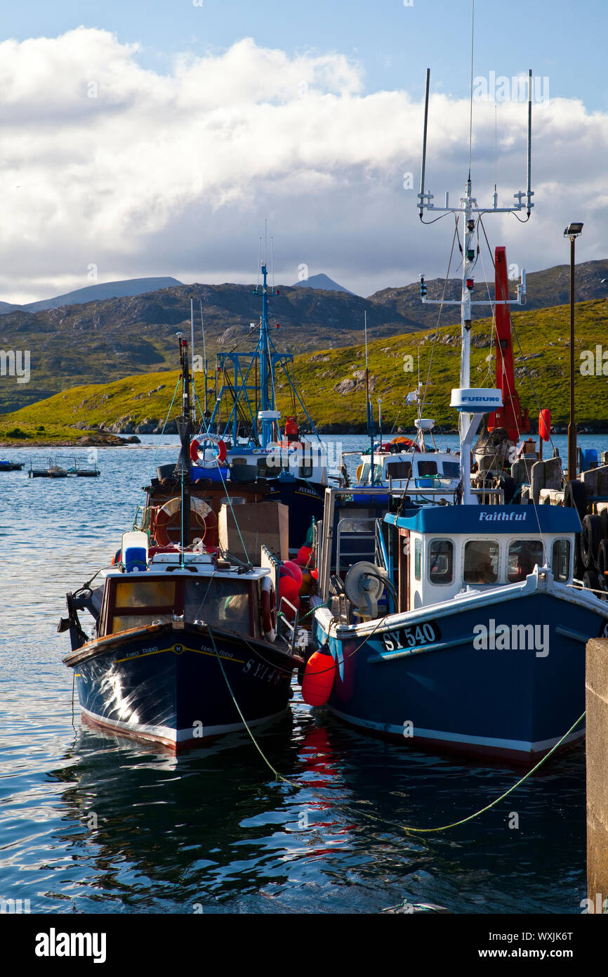 Puerto de la isla Scalpay cercana a la isla North Harris. Harbour of ...