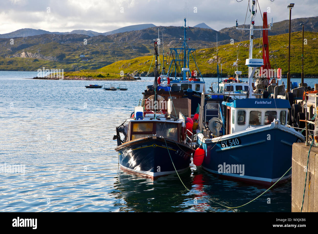 Puerto de la isla Scalpay cercana a la isla North Harris. Harbour of ...