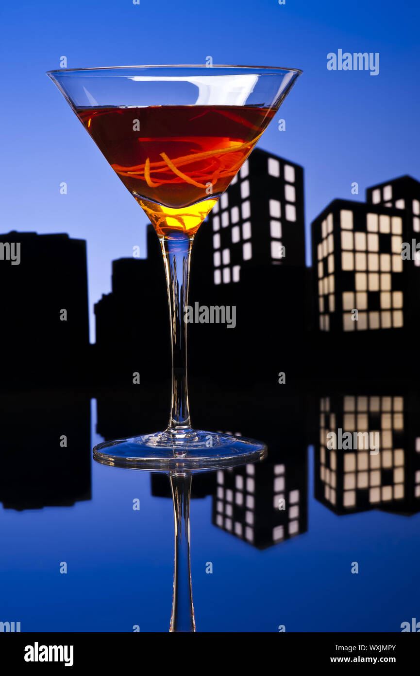 Metropolis Manhattan cocktail in city skyline setting Stock Photo - Alamy