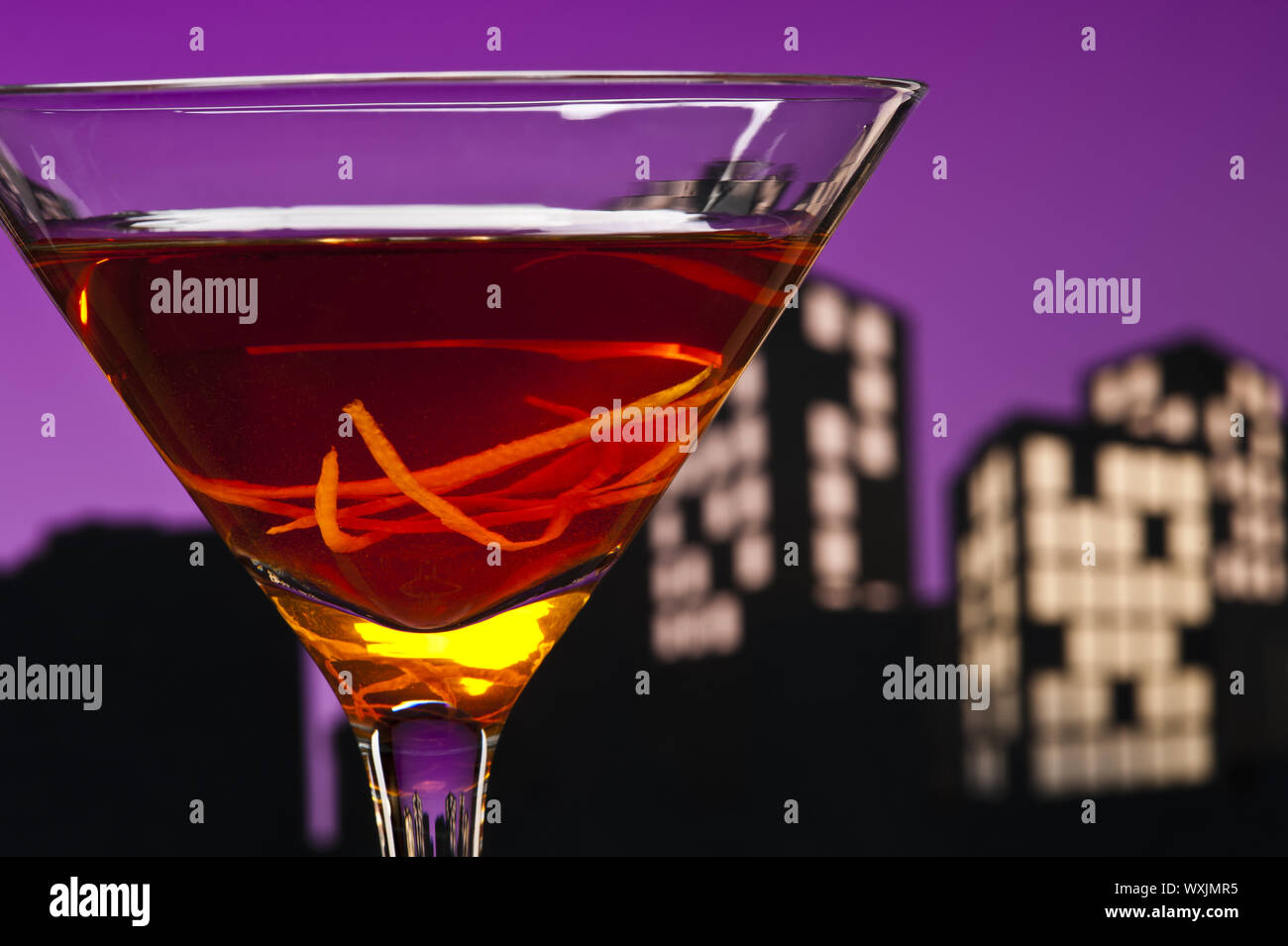 Metropolis Manhattan cocktail in city skyline setting Stock Photo - Alamy