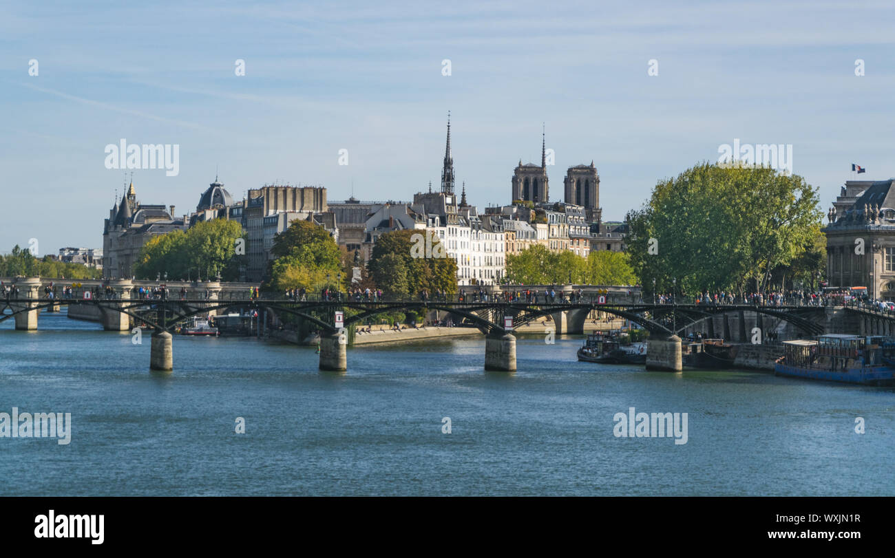 View on the Cite island on river Seine and bridge Stock Photo - Alamy
