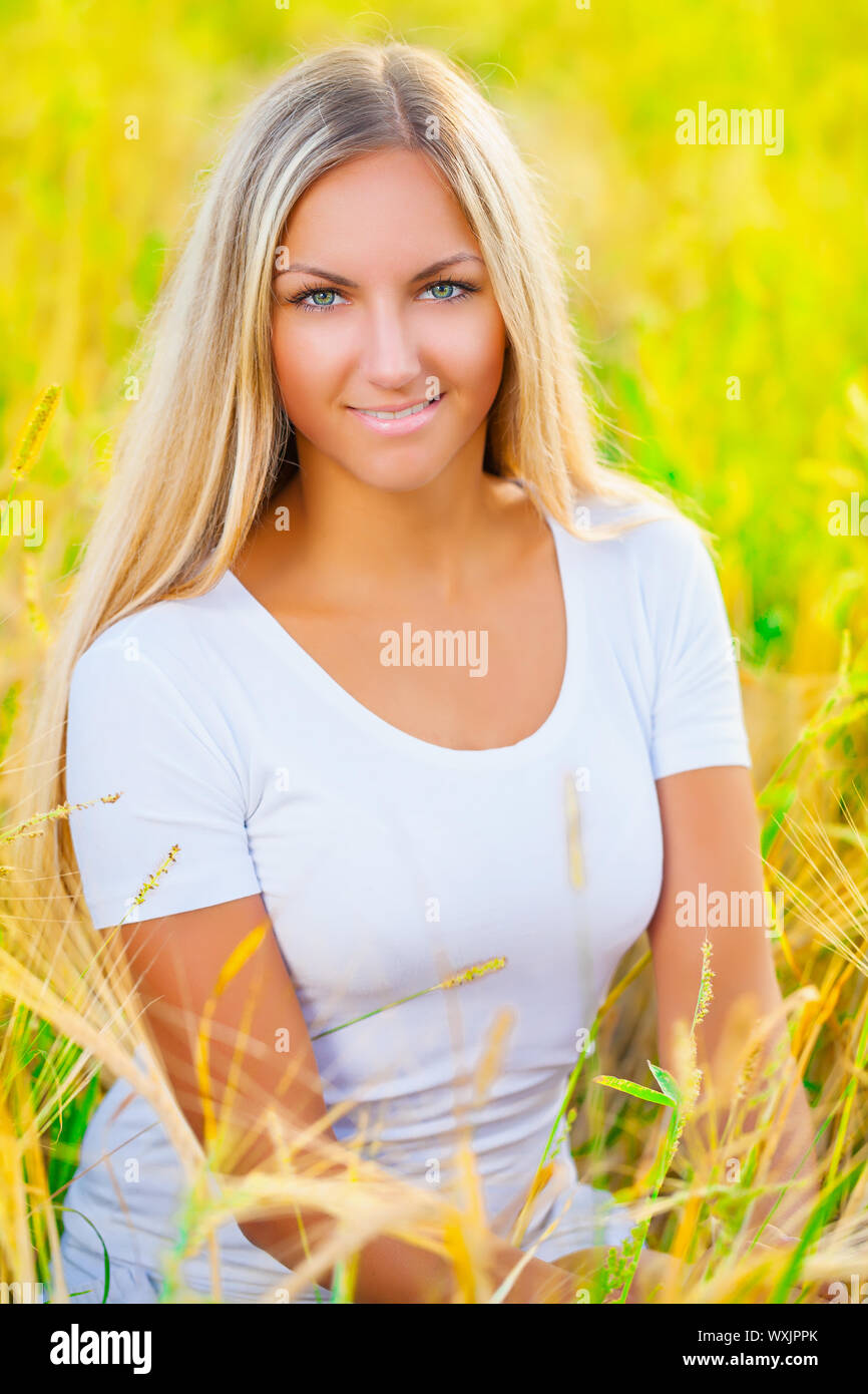 Women wearing bright summer clothes hi-res stock photography and images ...